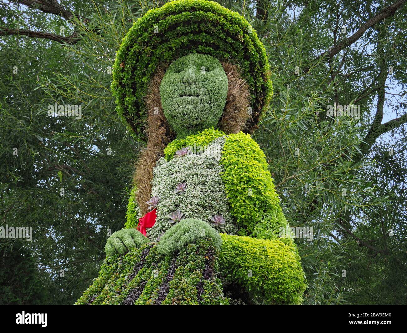 Face topiary hi-res stock photography and images - Alamy