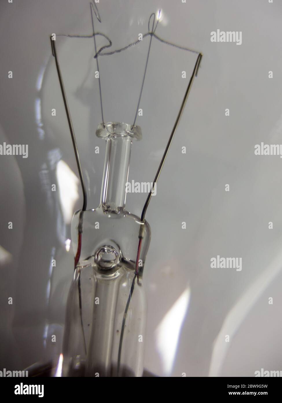 Incandescent light bulbs glowing hi-res stock photography and images ...