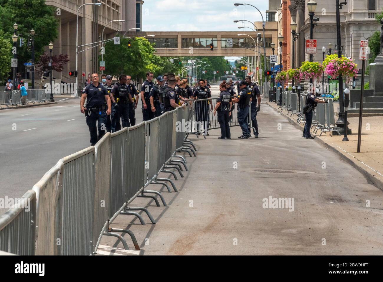 Riot barricade hi-res stock photography and images - Alamy