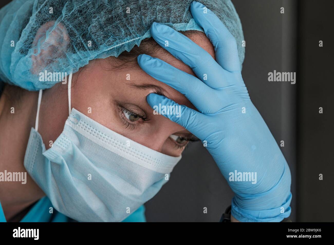 Nurse in face mask experiencing symptoms Stock Photo - Alamy