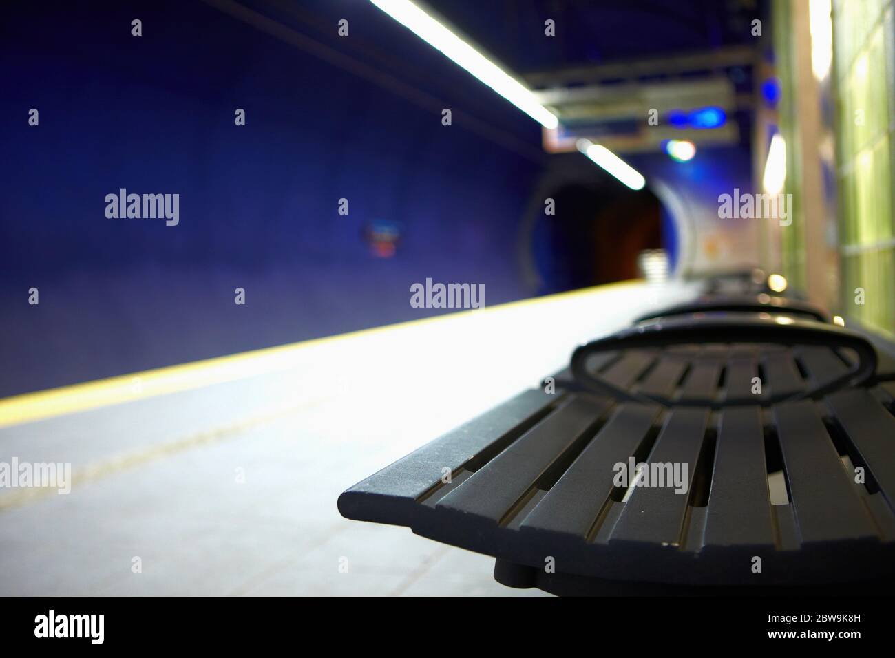 Empty underground subway platform hi-res stock photography and images ...