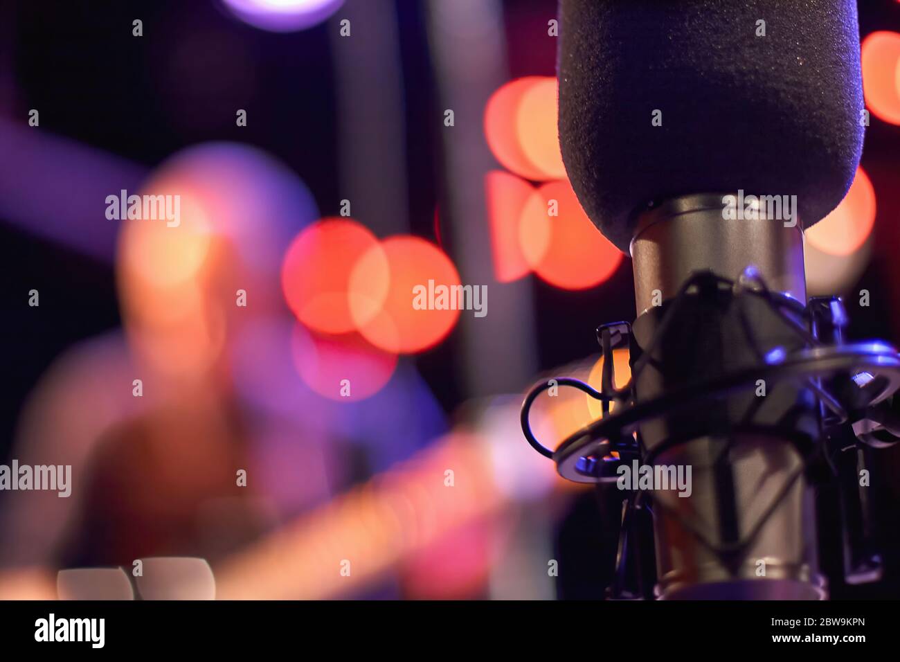 Microphone horizontal hi-res stock photography and images - Alamy
