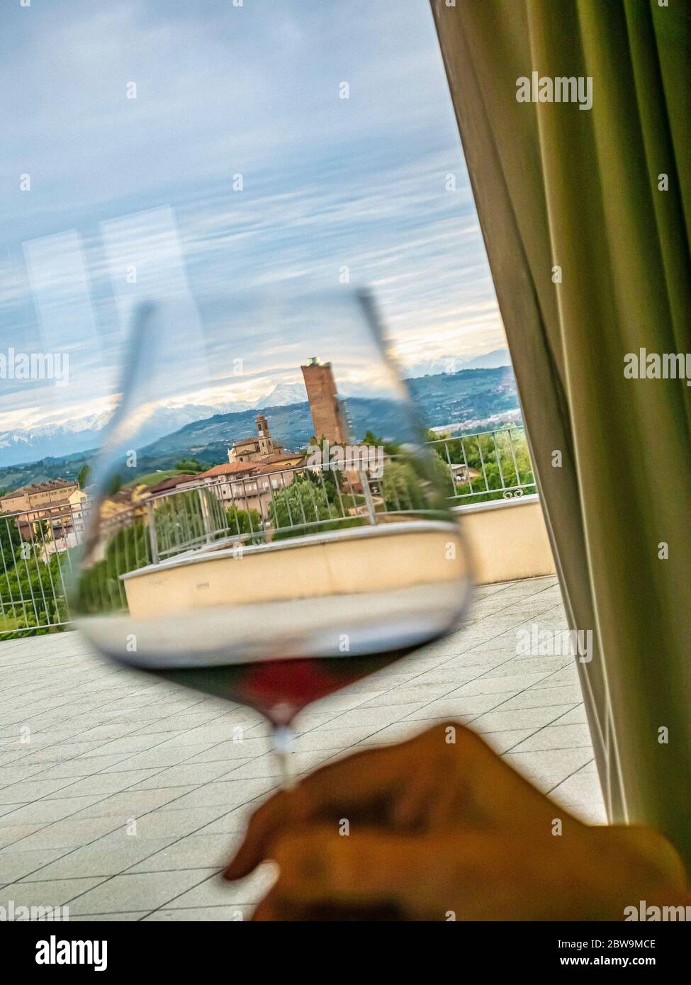Close up hand holding glass hi-res stock photography and images - Alamy