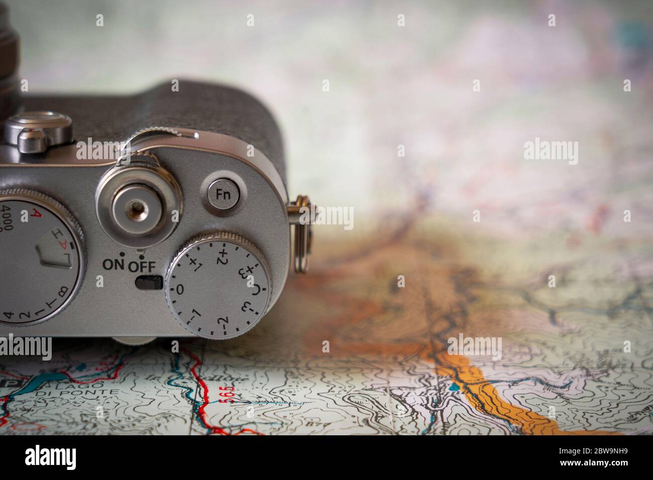 Vintage camera and map hi-res stock photography and images - Alamy