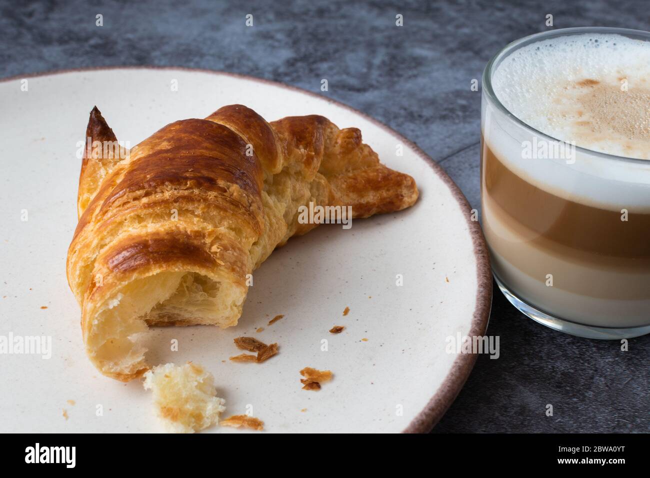 Cafe capuccino cake hi-res stock photography and images - Alamy