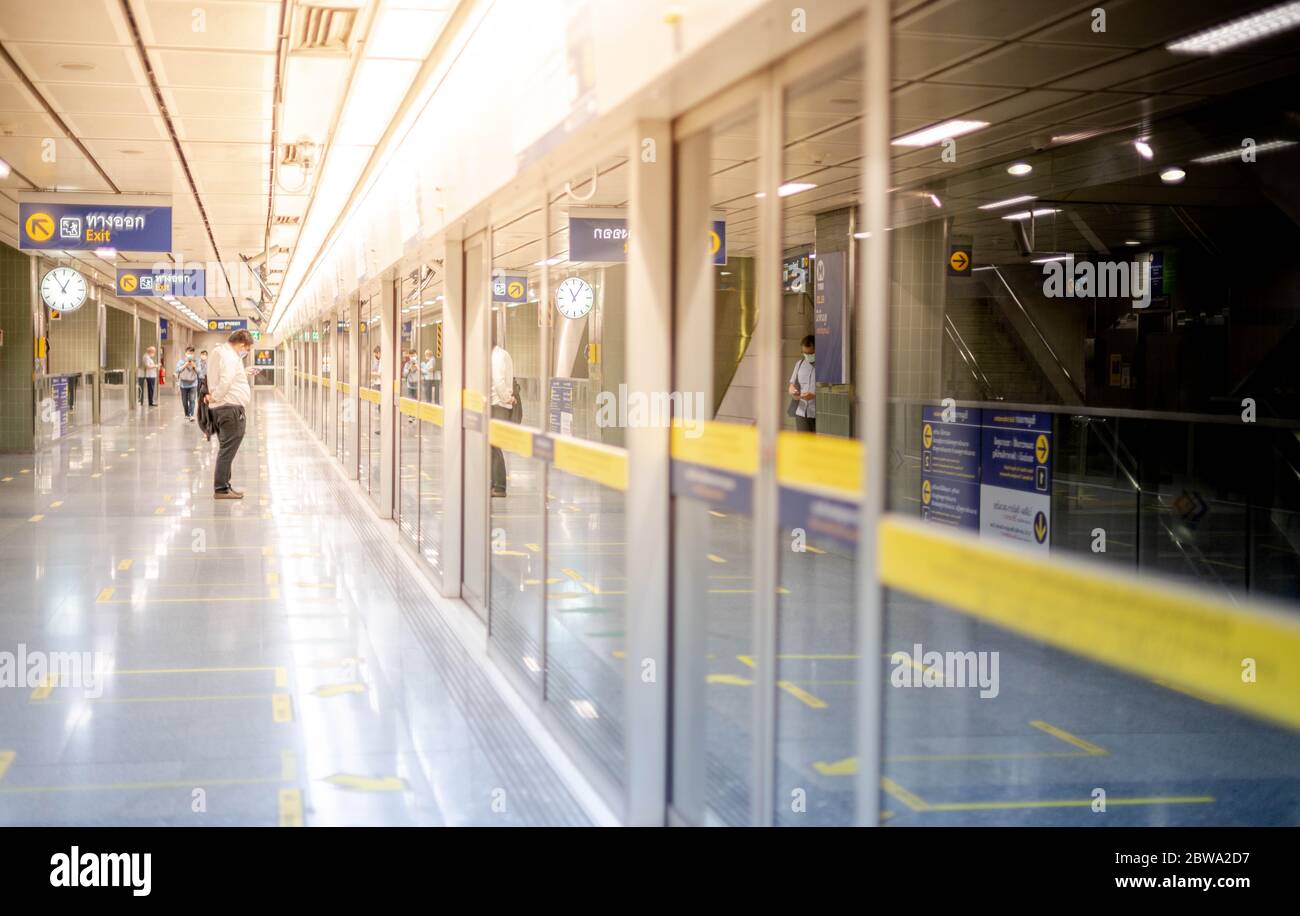 Yellow line route map hi-res stock photography and images - Alamy