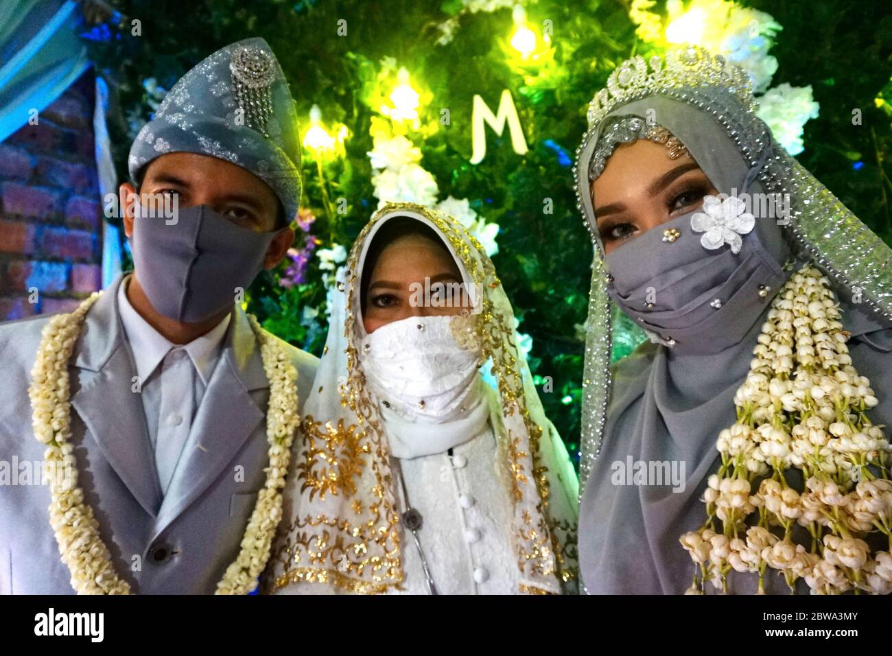Wedding couple wearing masks hi-res stock photography and images - Alamy
