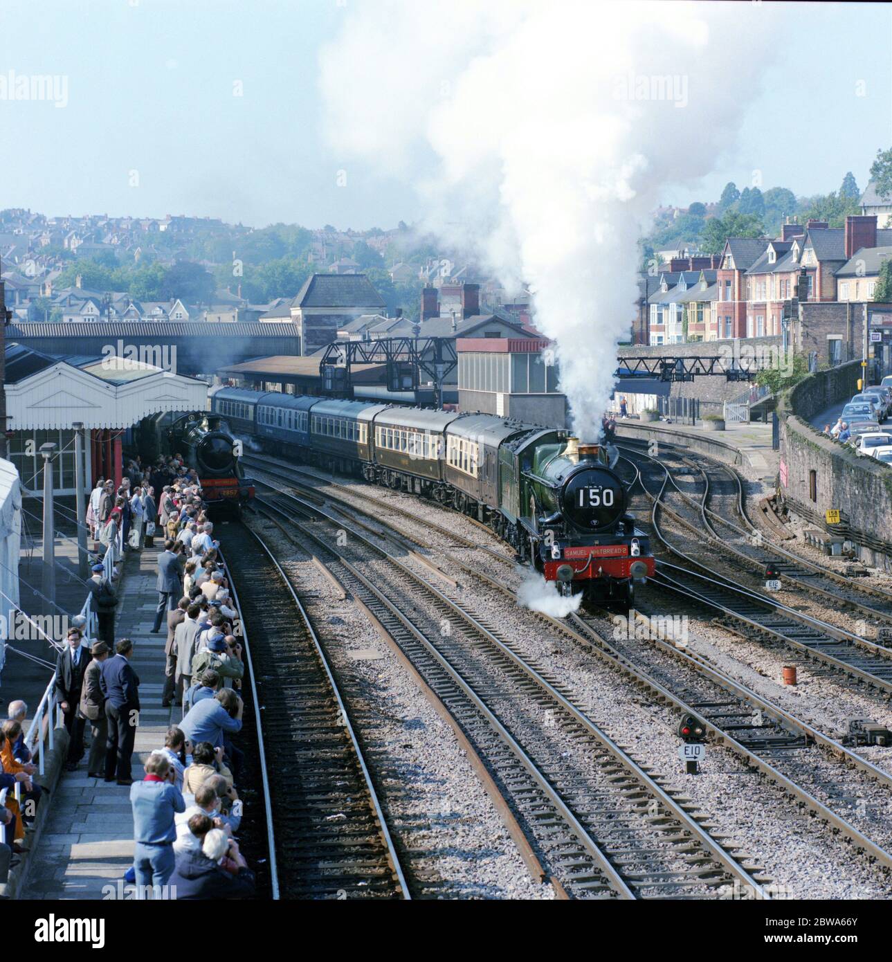 Clun Castle pulling Pullman Coaches Stock Photo - Alamy