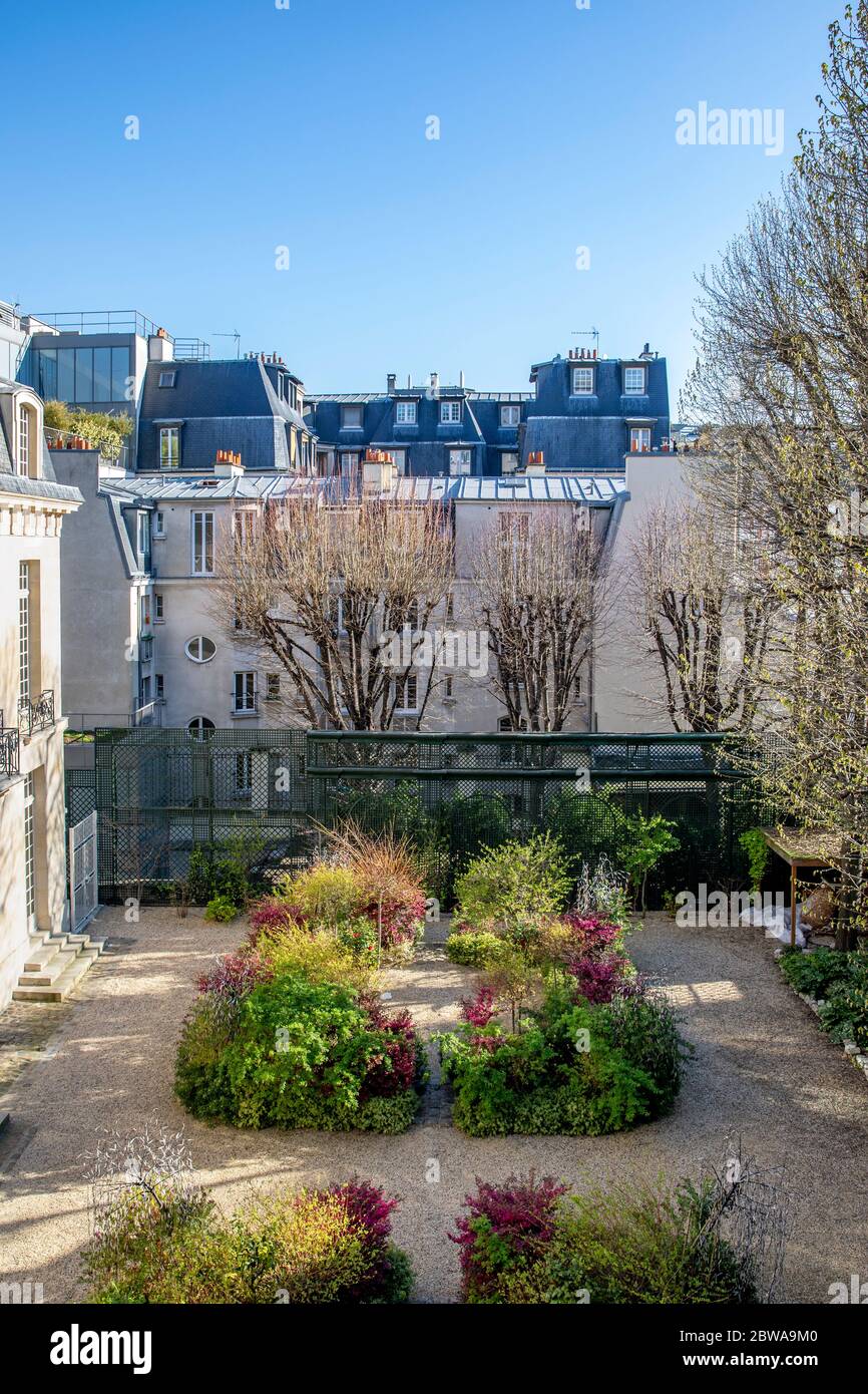 Paris, France - March 25, 2020: Haussmann buildings and private garden ...