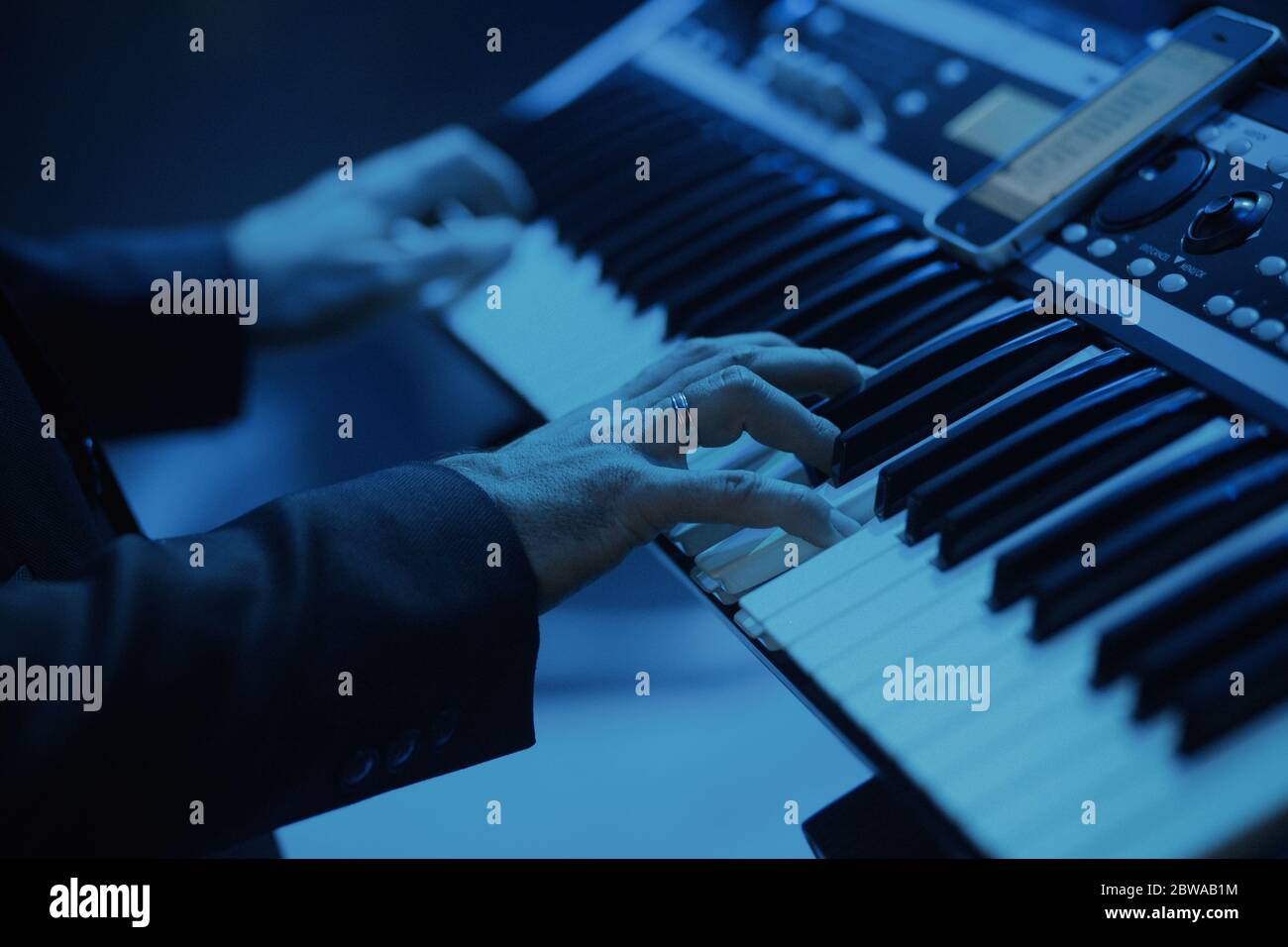 Synthesizer computer hi-res stock photography and images - Alamy
