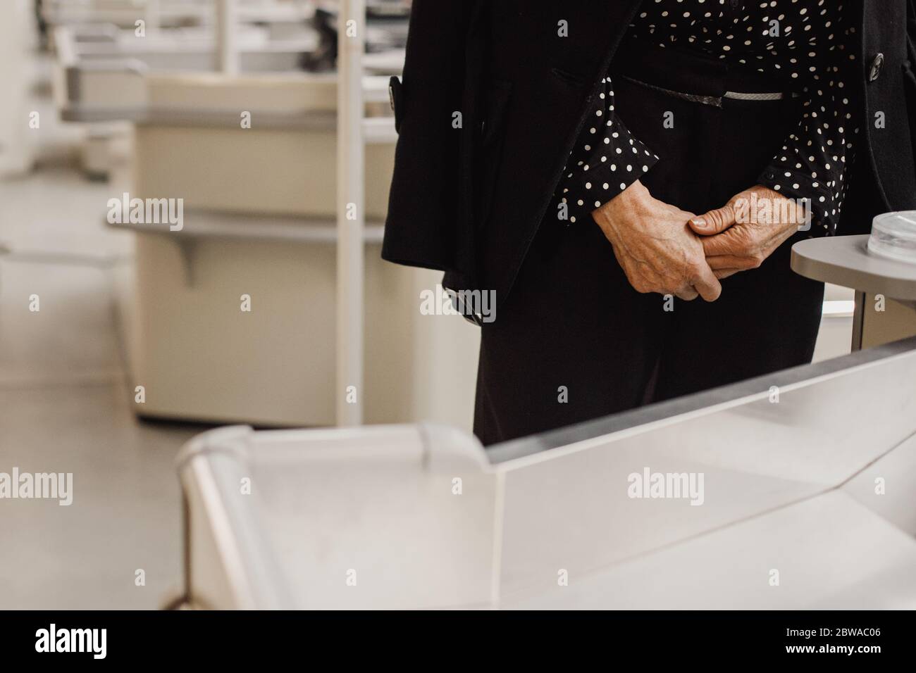 Supermarket checkout cashier woman hi-res stock photography and images ...
