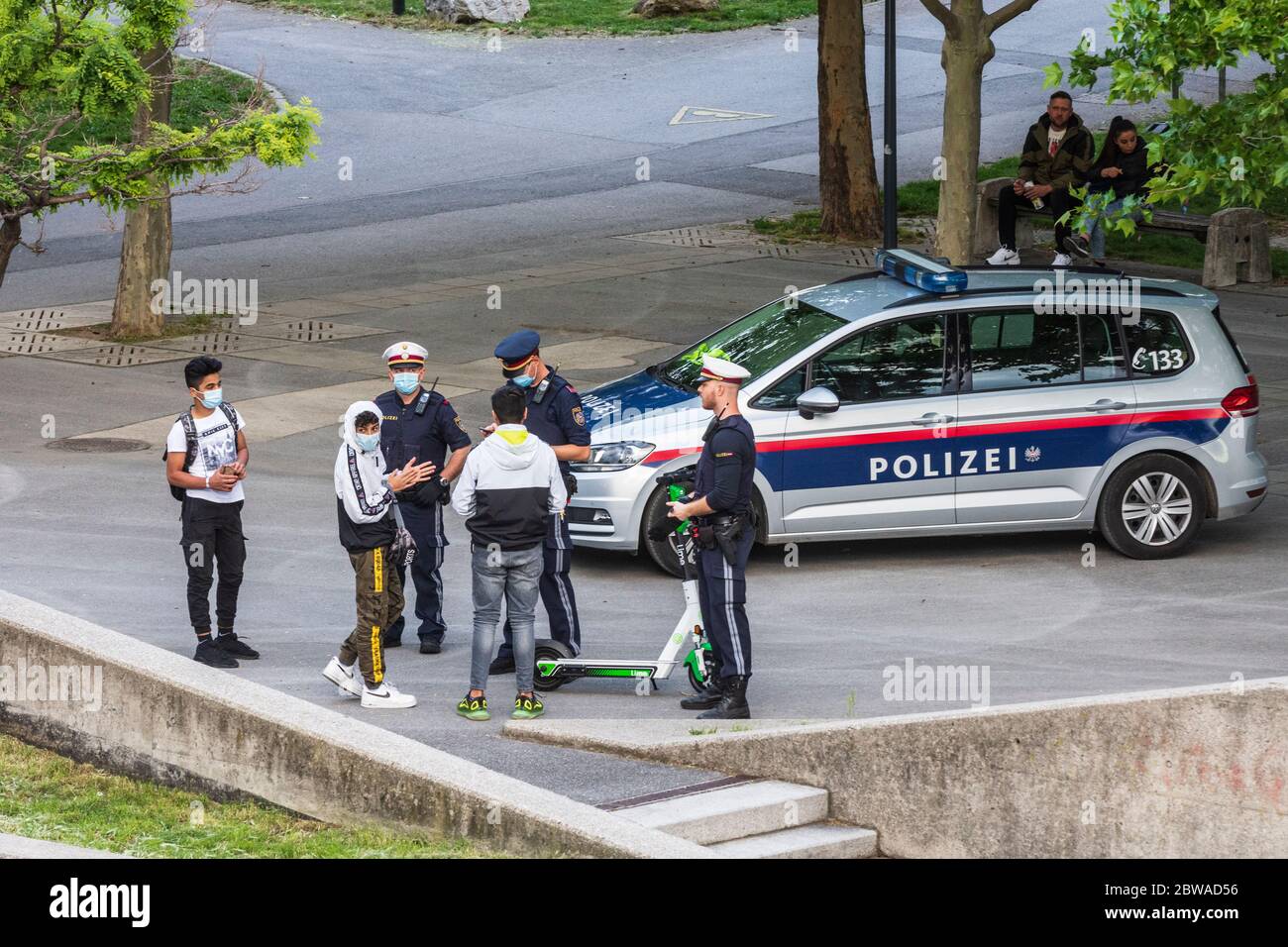 Wien, Vienna: police inspect teenagers for coronavirus distance rules ...