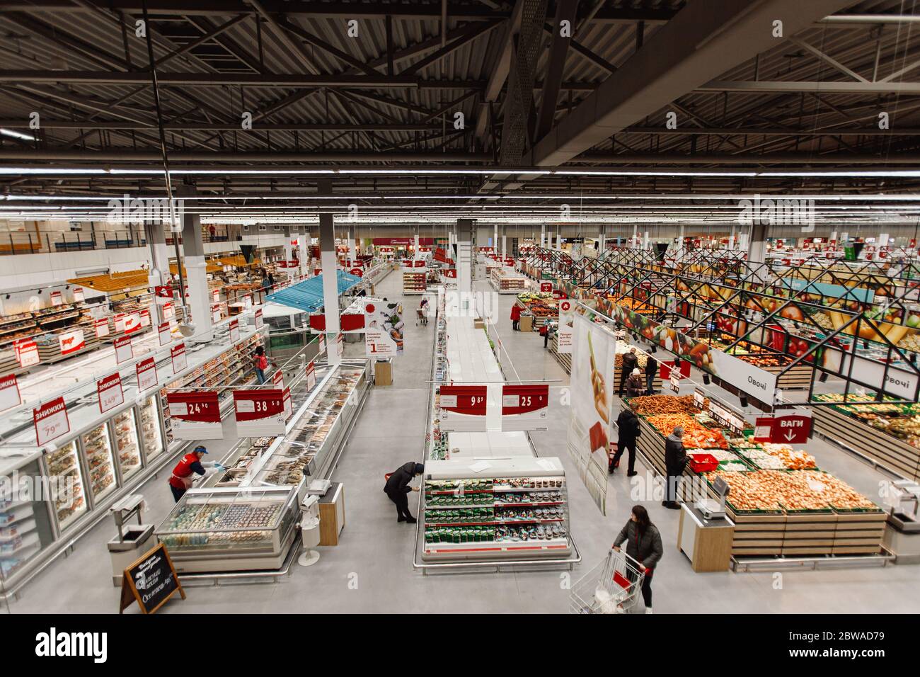 Vegetable row in the supermarket Stock Photo - Alamy