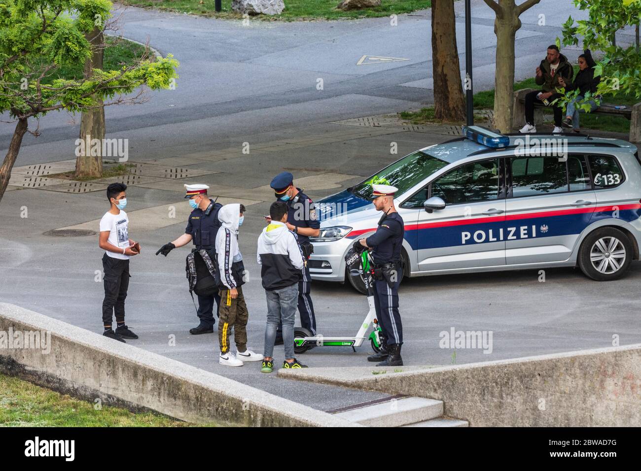 Wien, Vienna: police inspect teenagers for coronavirus distance rules ...