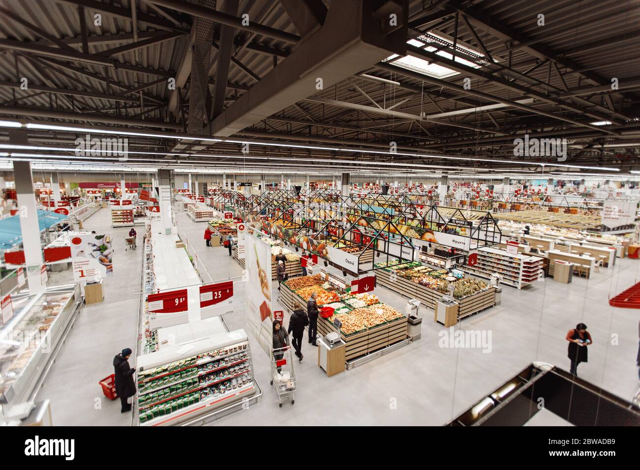 Vegetable row in the supermarket Stock Photo - Alamy