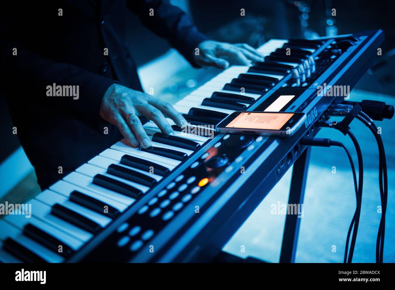 Synthesizer computer hi-res stock photography and images - Alamy