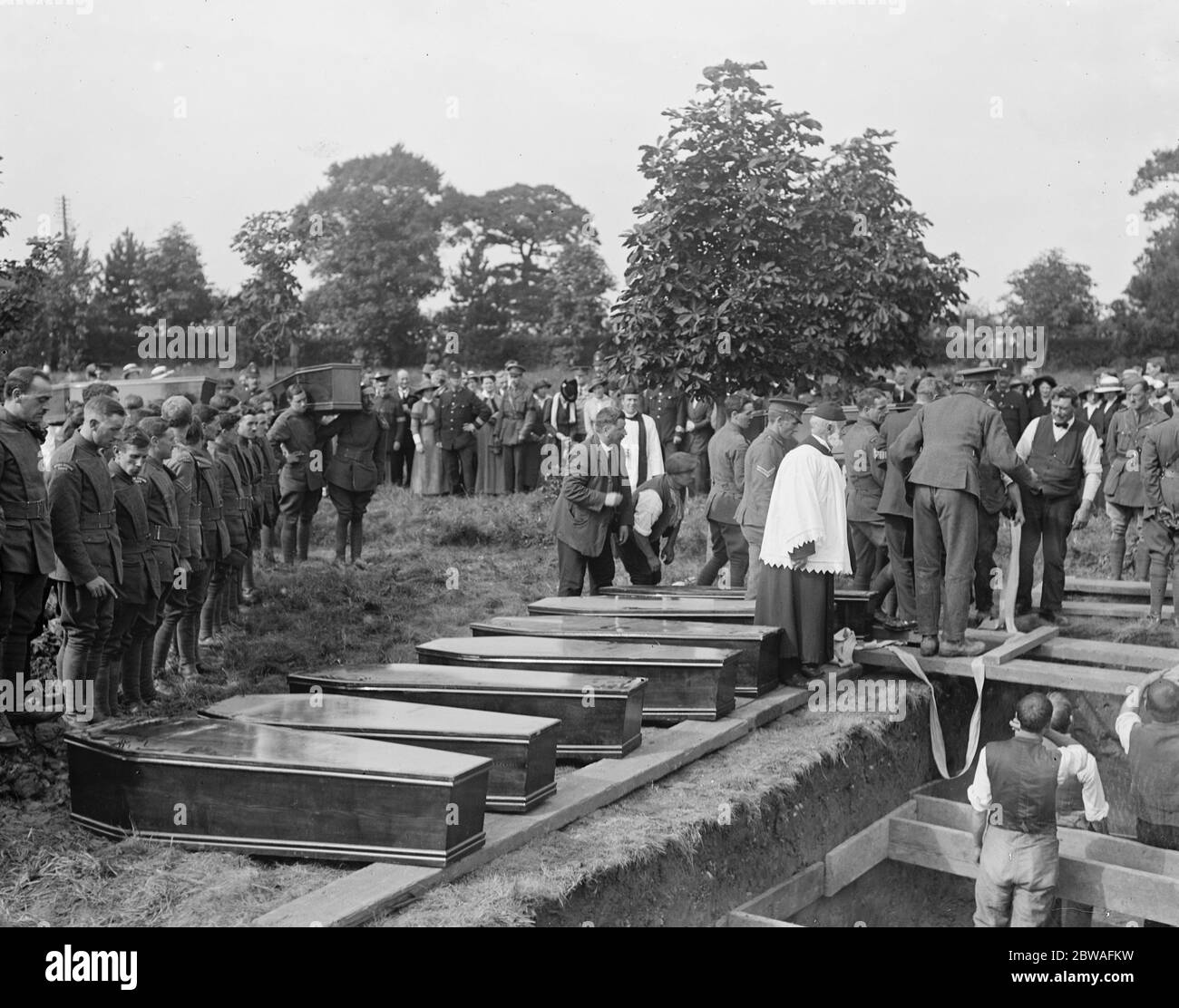 Funeral of Zeppelin crew at Potters Bar 3 September 1916 Stock Photo ...