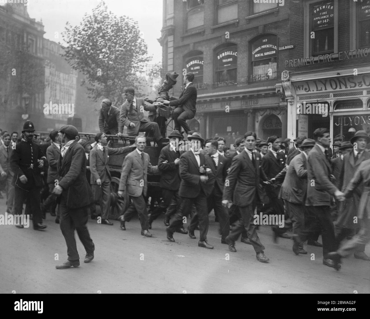 London university students 1920 hi-res stock photography and images - Alamy