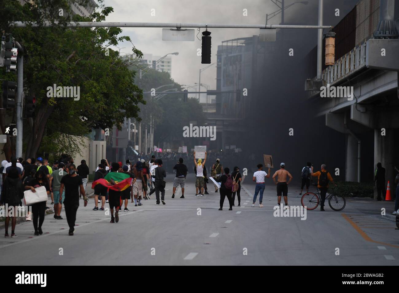 Police engaging with protestors hi-res stock photography and images - Alamy