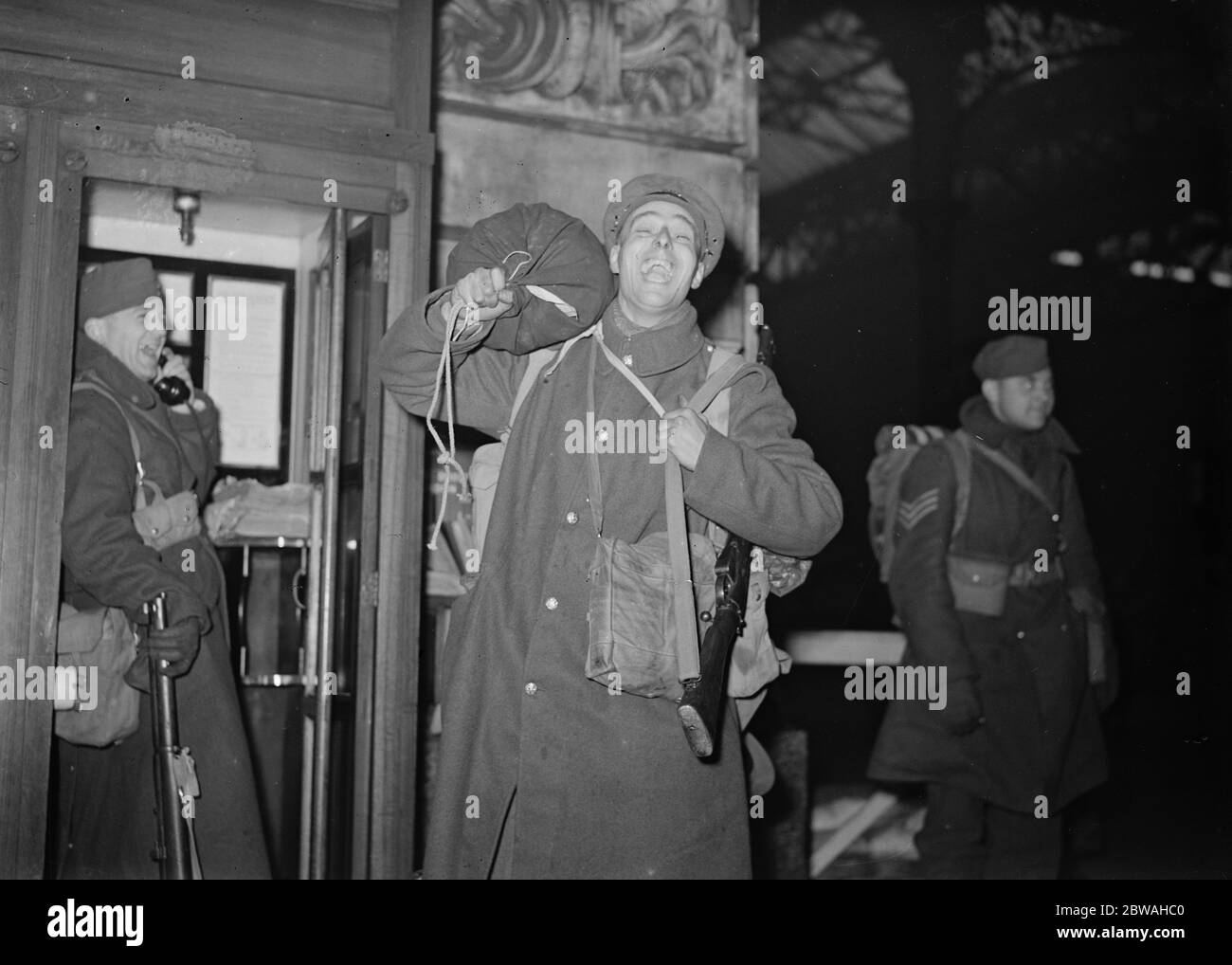 ' Leave ' Scenes at Victoria The telephone call boxes were in great ...