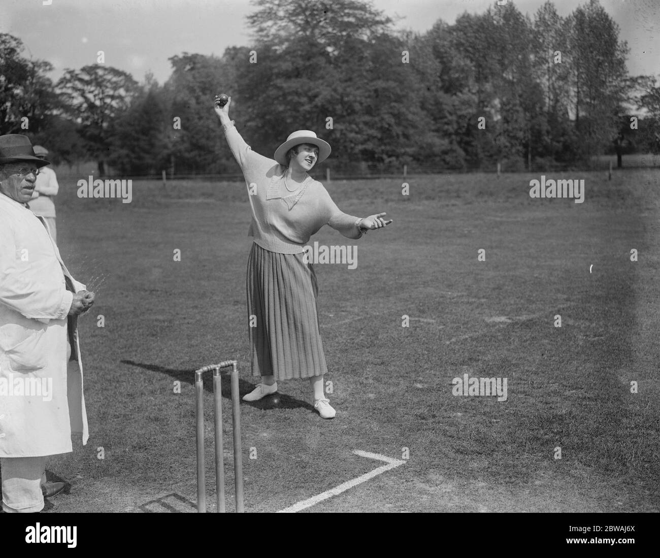 Women cricket ball bowling Black and White Stock Photos & Images - Alamy