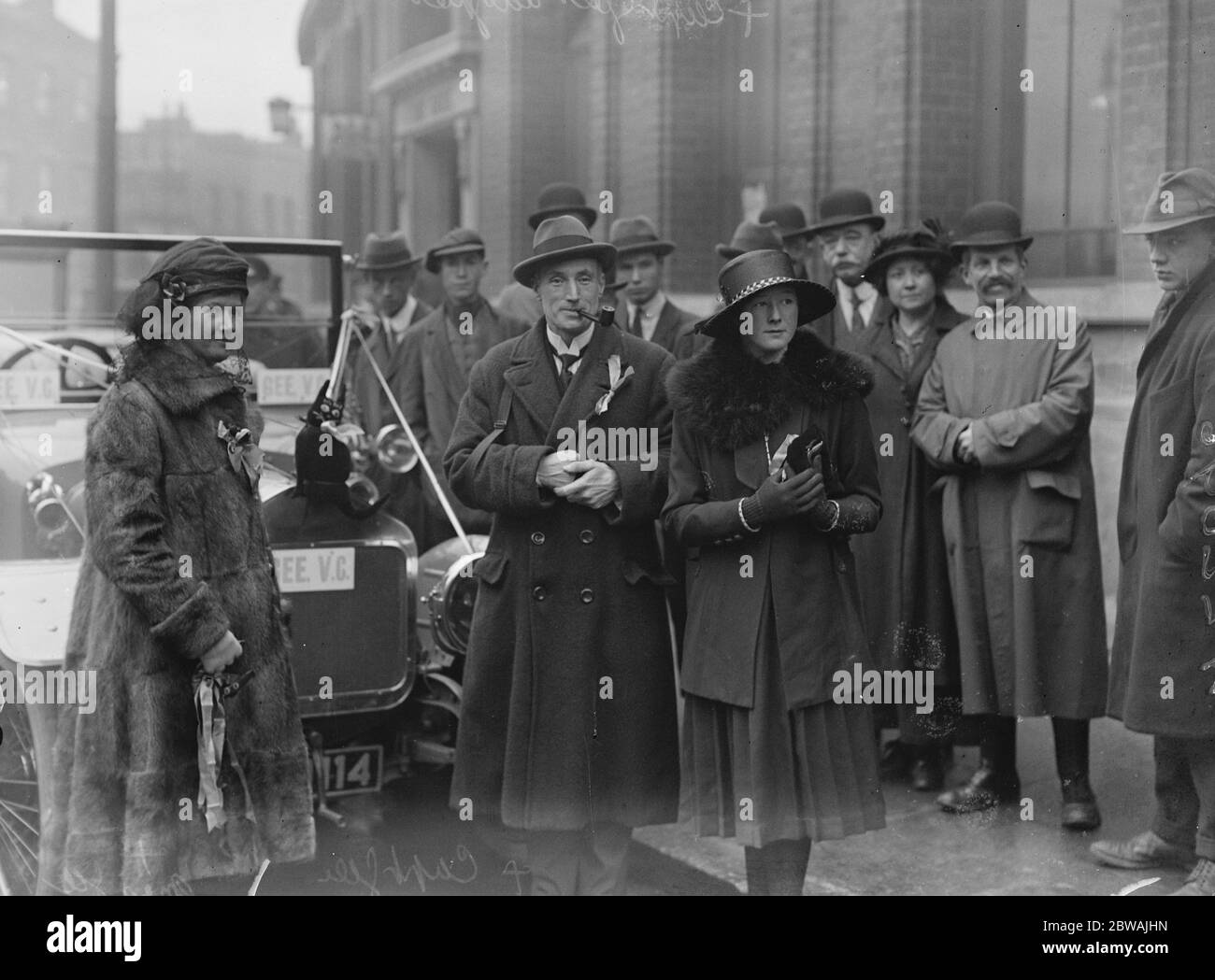 Woolwich election Mrs Gee , Captain Gee VC ( Victoria Cross ) and ...
