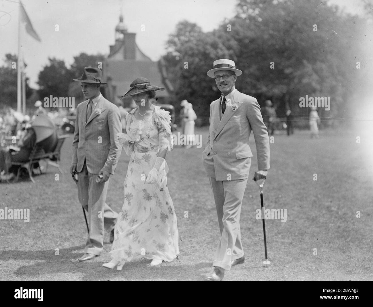 Woman cricket 1930s hi-res stock photography and images - Alamy