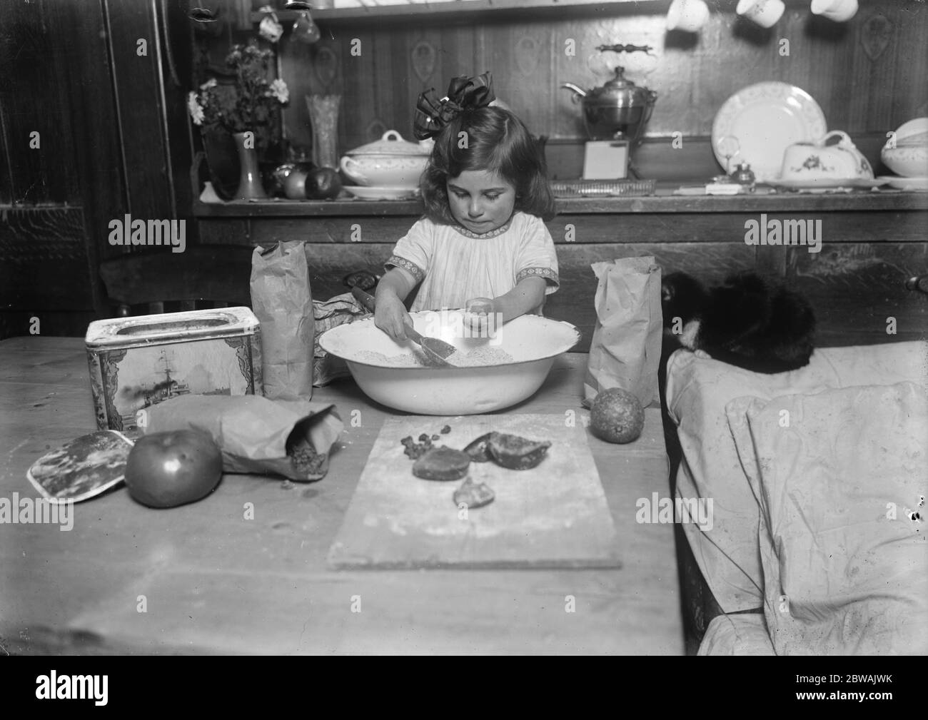 Stirring the Christmas pudding 5 November 1919 Stock Photo - Alamy