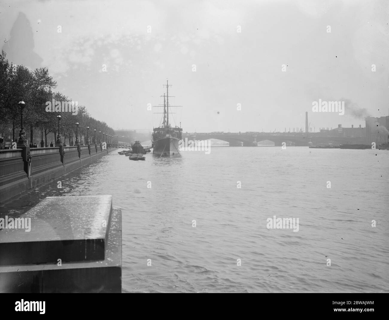 The Thames and ' HMS President ' training ship 27 May 1930 Stock Photo ...