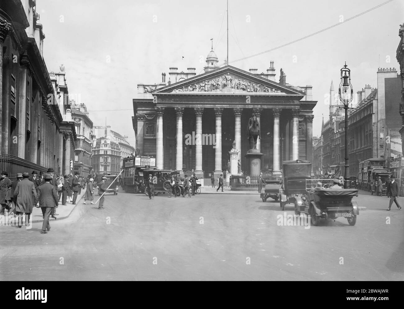 Building architecture cars Black and White Stock Photos & Images - Alamy