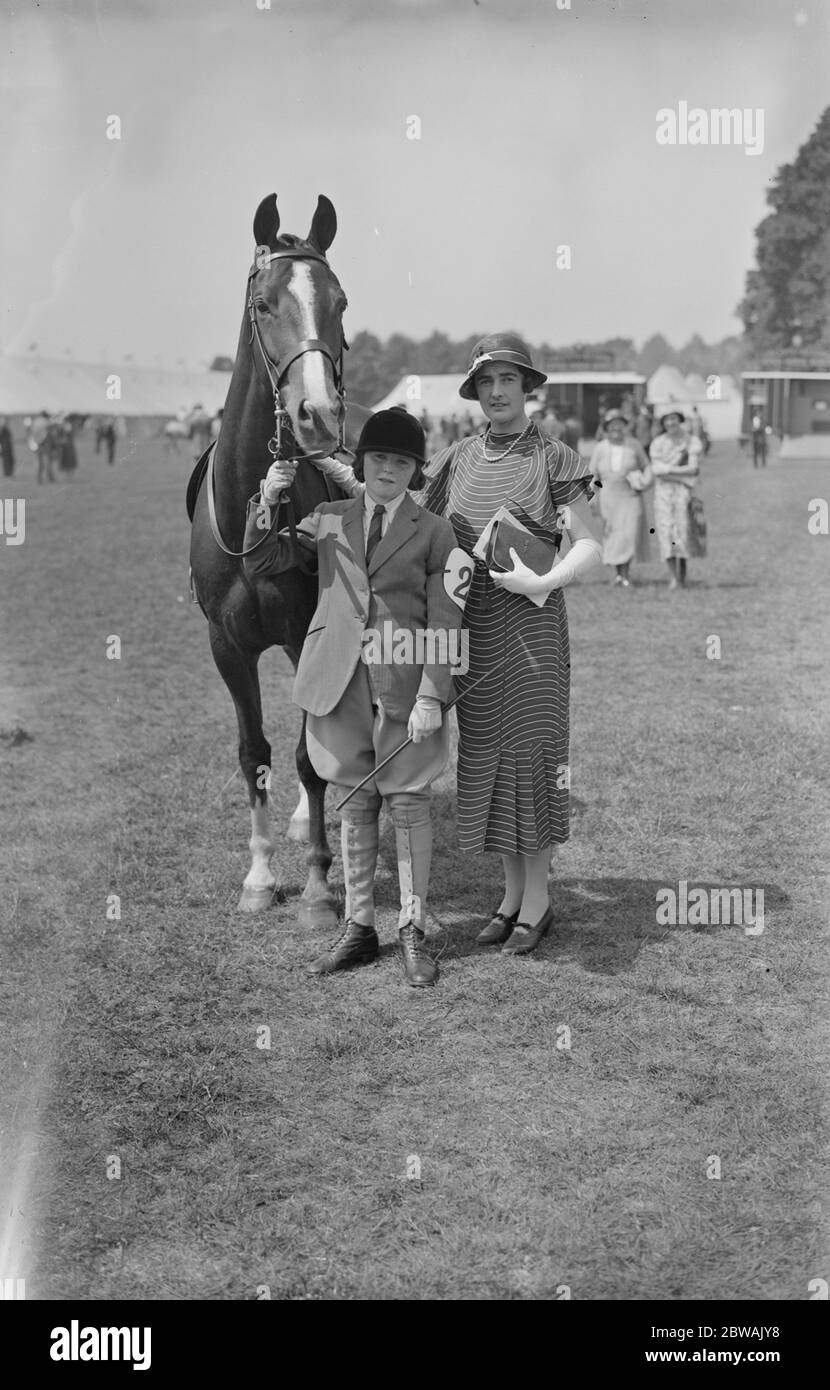 Early 30's london friends hi-res stock photography and images - Alamy