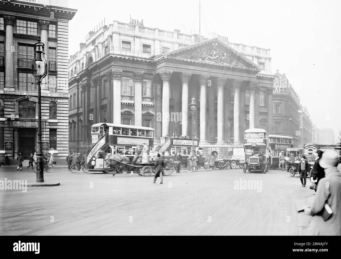 Royal exchange building london Black and White Stock Photos & Images ...