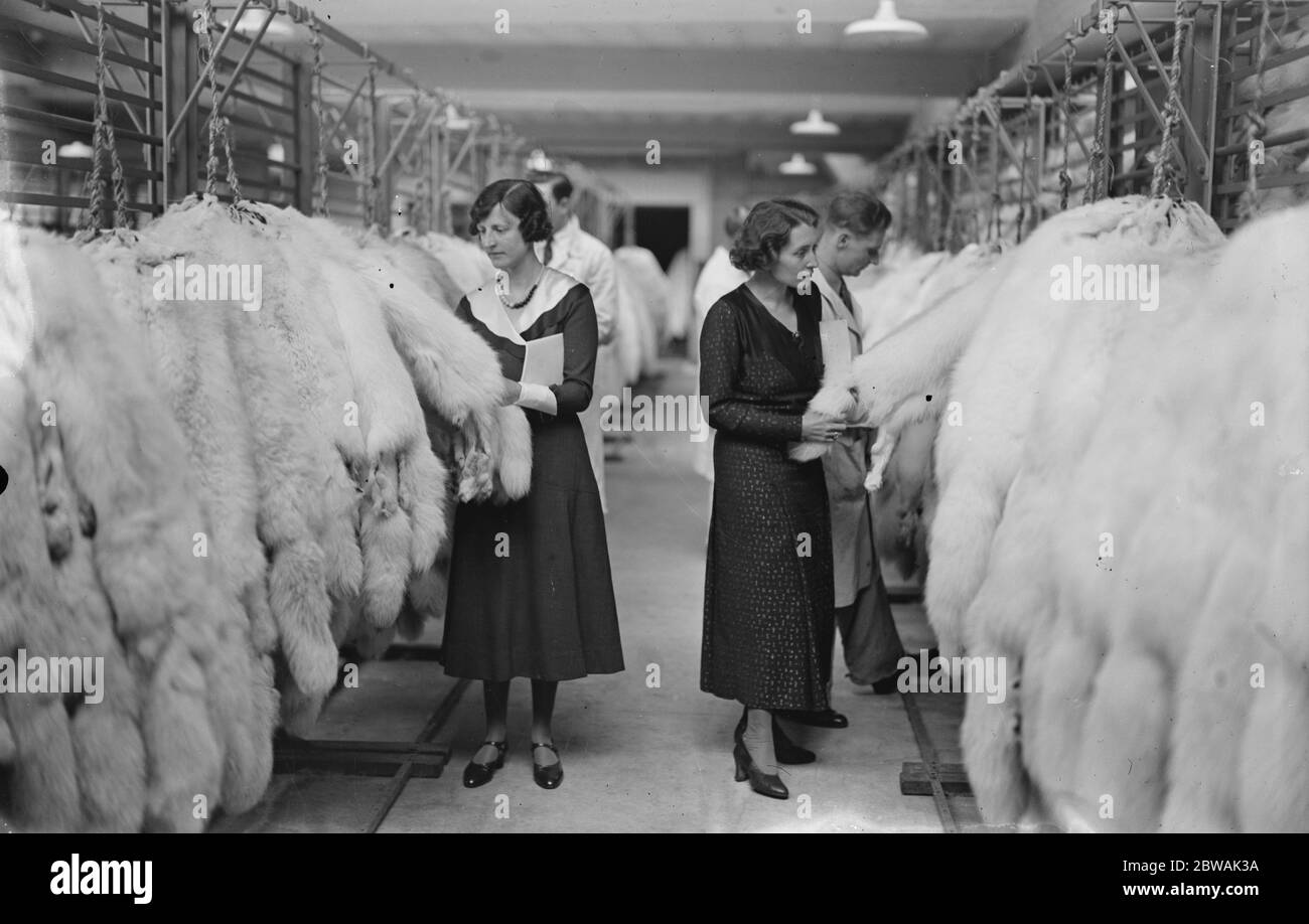 Women in fur coats hi-res stock photography and images - Alamy