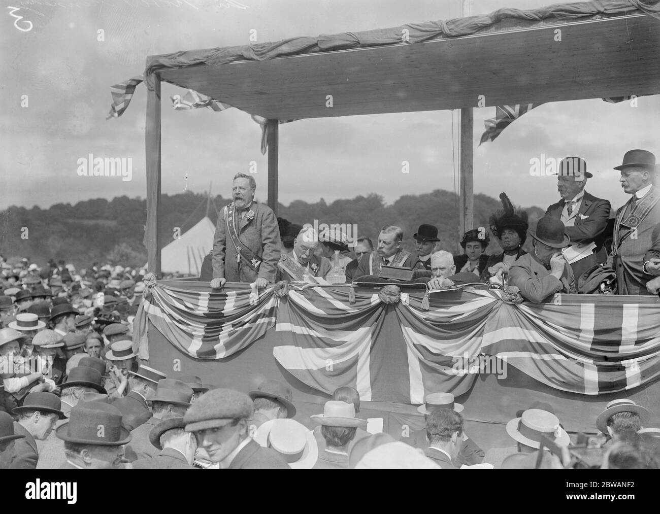 Colonel Wallace speaking at Drumbeg Stock Photo - Alamy