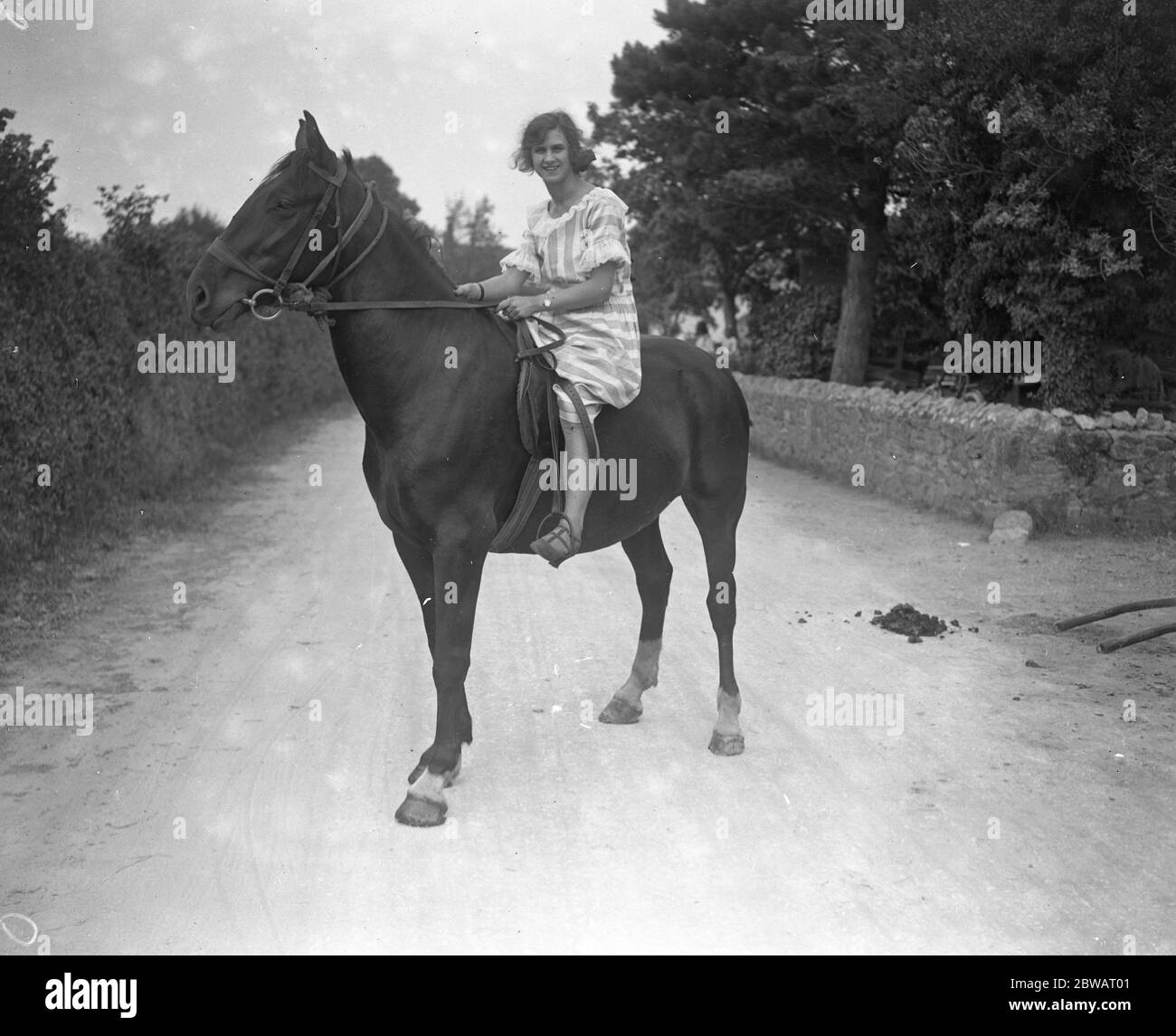 Miss Edna Maude , seventeen year old dancer on holiday in Somerset and ...