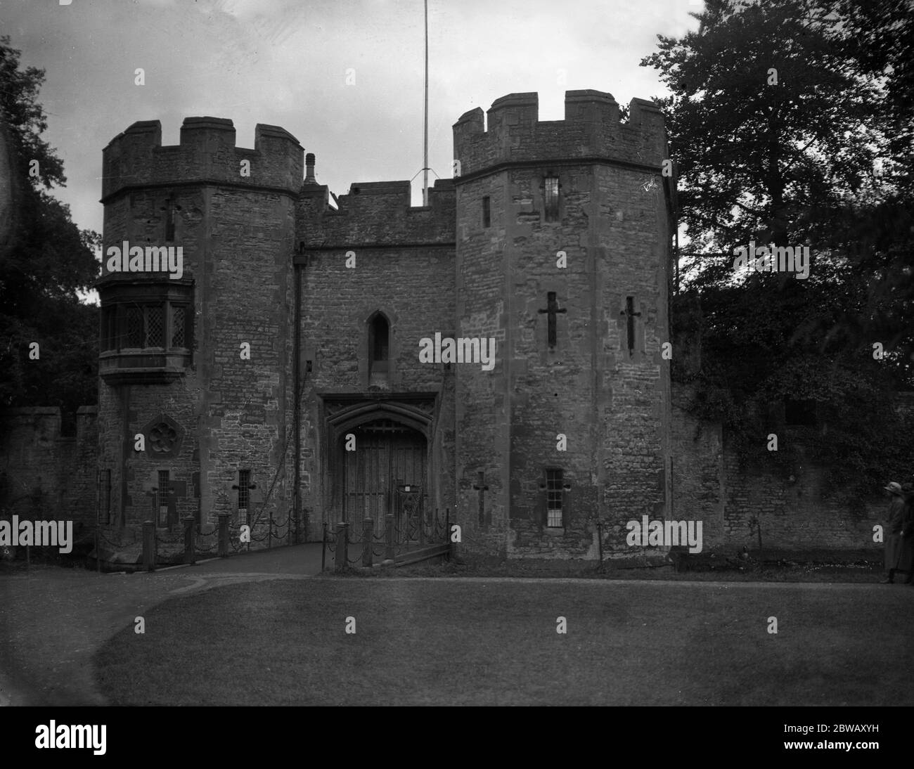 Drawbridge gateway to the Bishop ' s Palace at Wells , Somerset Stock ...