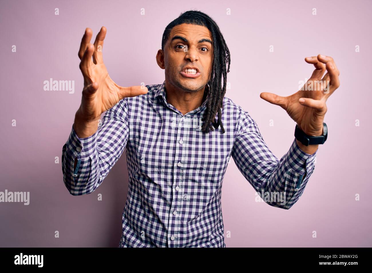Black man dreadlocks yelling screaming hi-res stock photography and ...