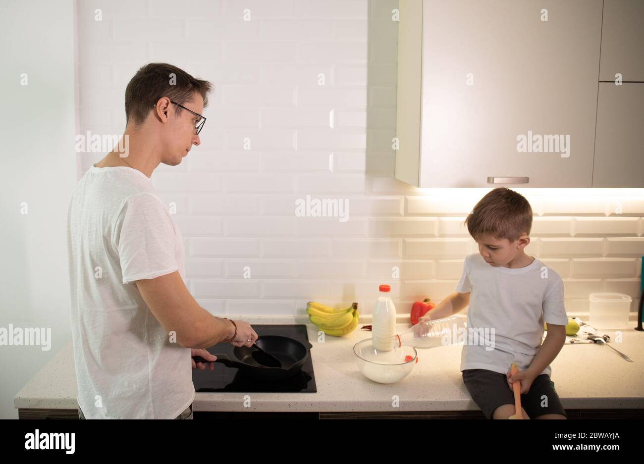Man helps in the kitchen hi-res stock photography and images - Alamy