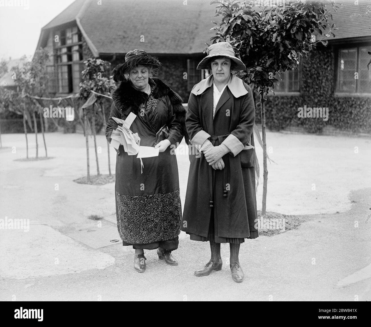 Lady receives Black and White Stock Photos & Images - Alamy