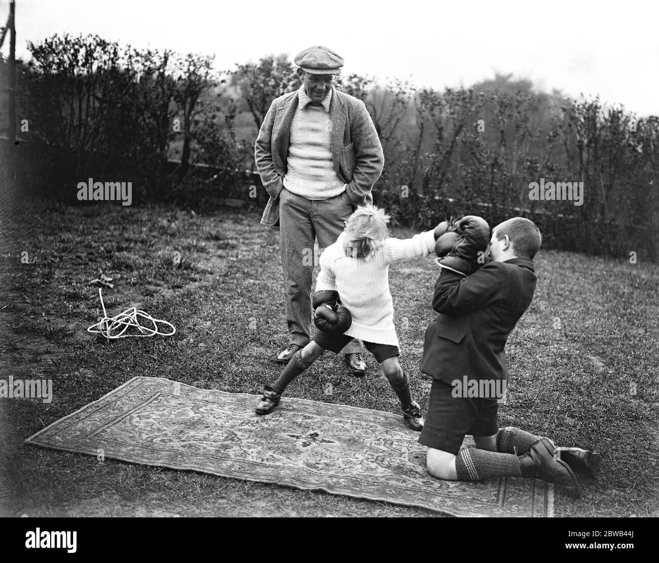 Father training son boxing hi-res stock photography and images - Alamy