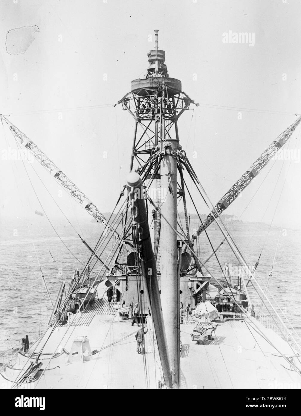 Ship with first mooring mast for airship . The mooring mast of the USS ...