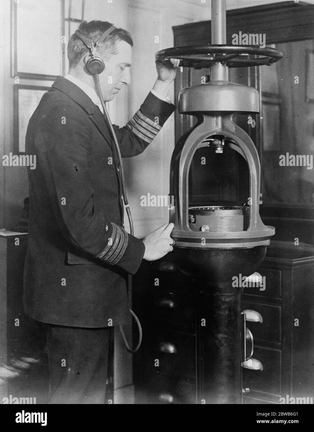 Twentieth century radio equipment hi-res stock photography and images ...