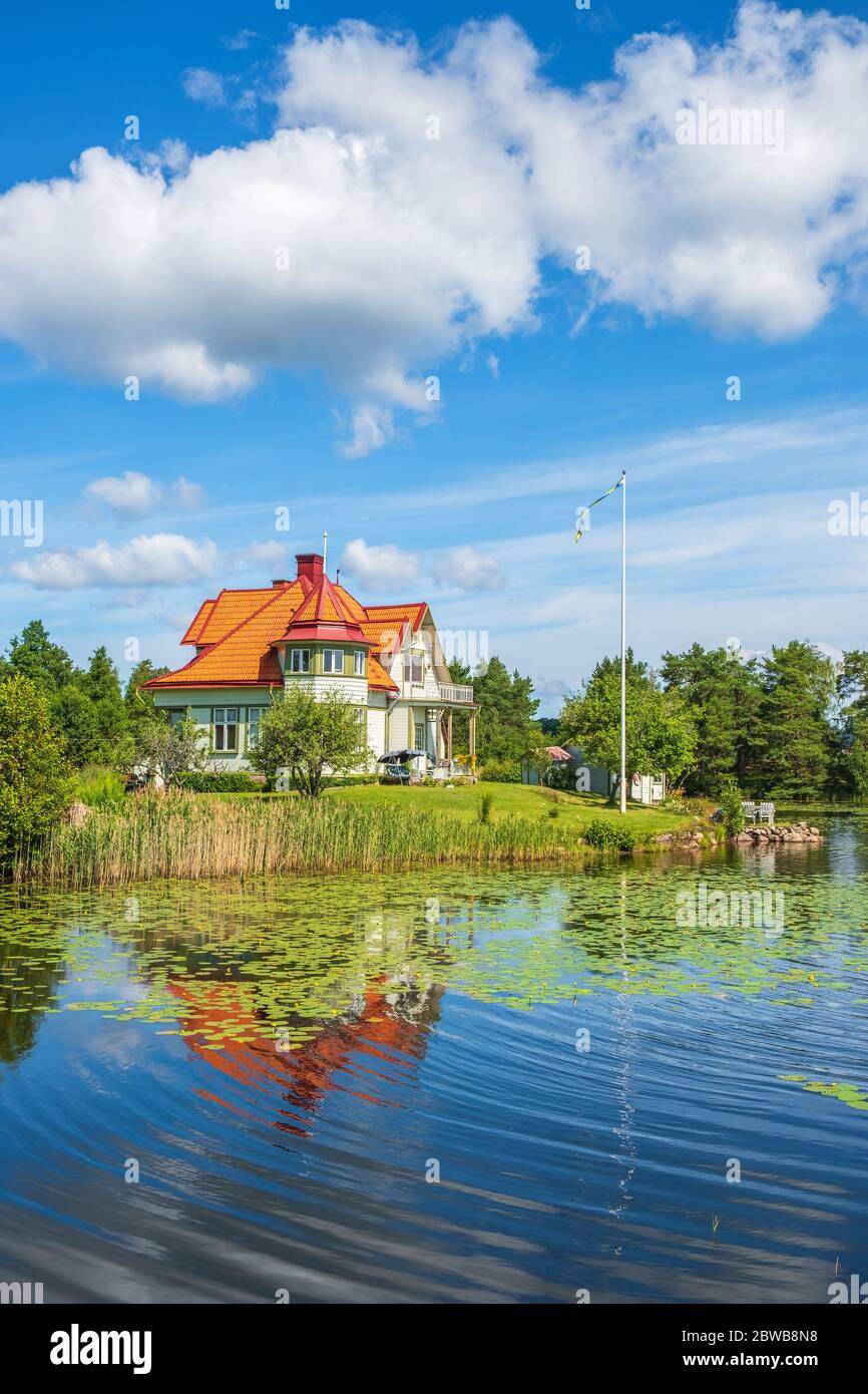 Lake with reflections and a beautiful house at the beach Stock Photo ...