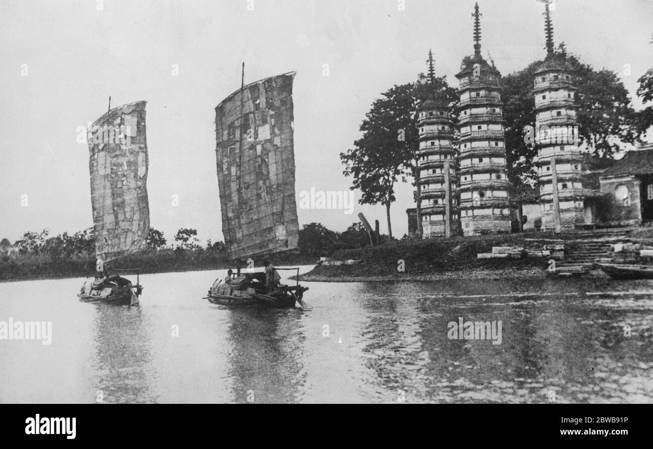 Miscellaneous right Black and White Stock Photos & Images - Alamy