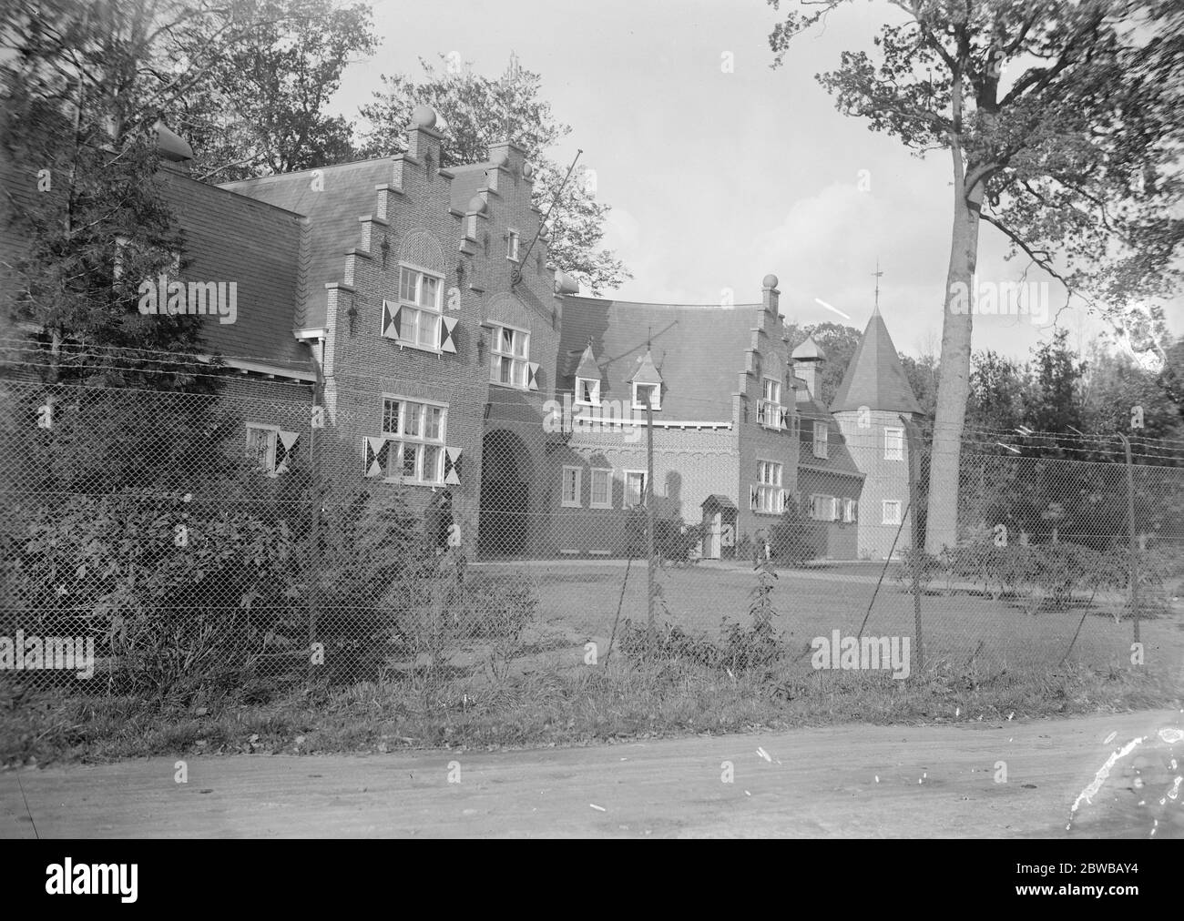 The ex - Kaiser 's wedding . The lodge at the main entrance to Doorn ...
