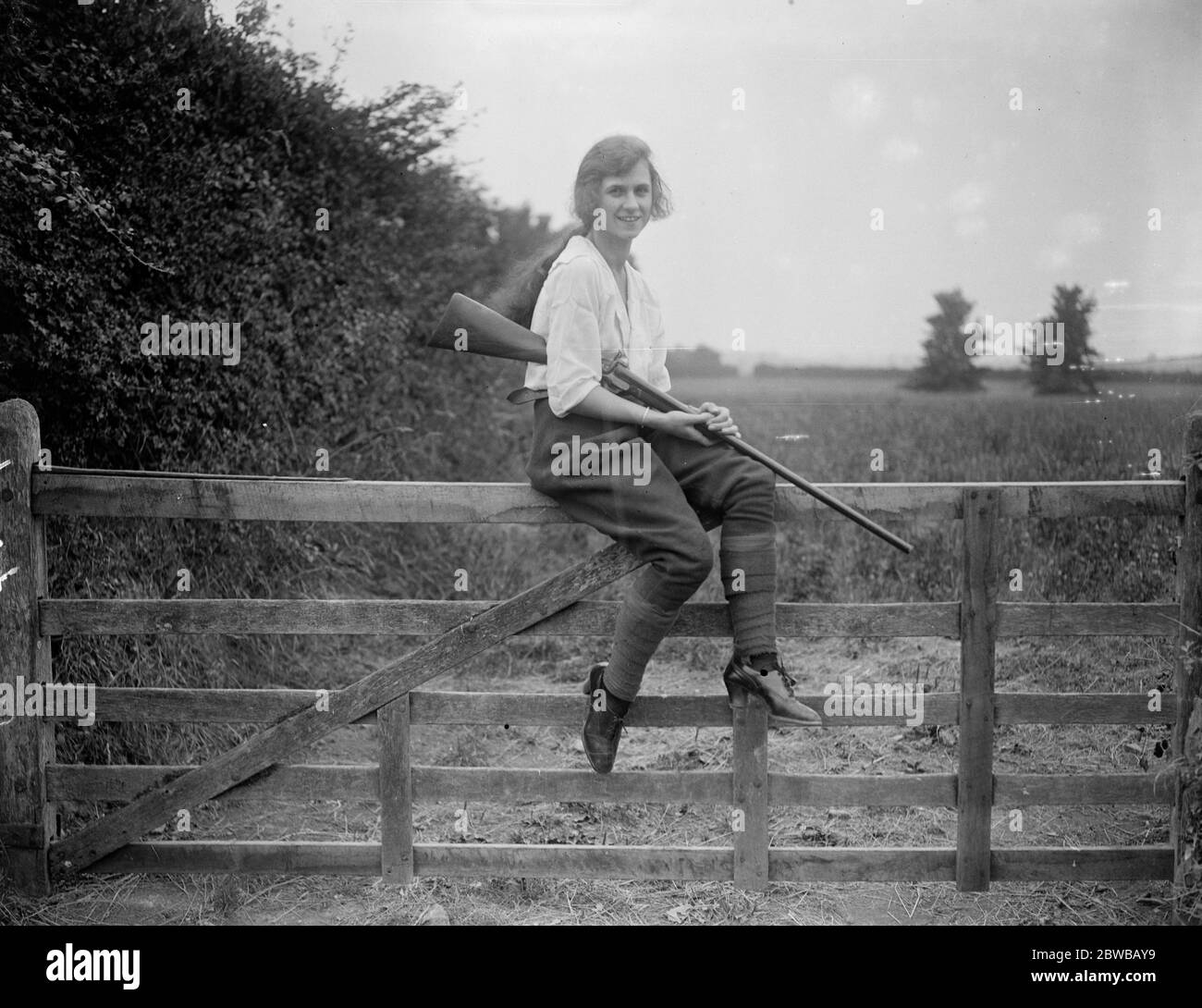 Miss Edna Maud the seventeen year old dancer on holiday . 19th July ...