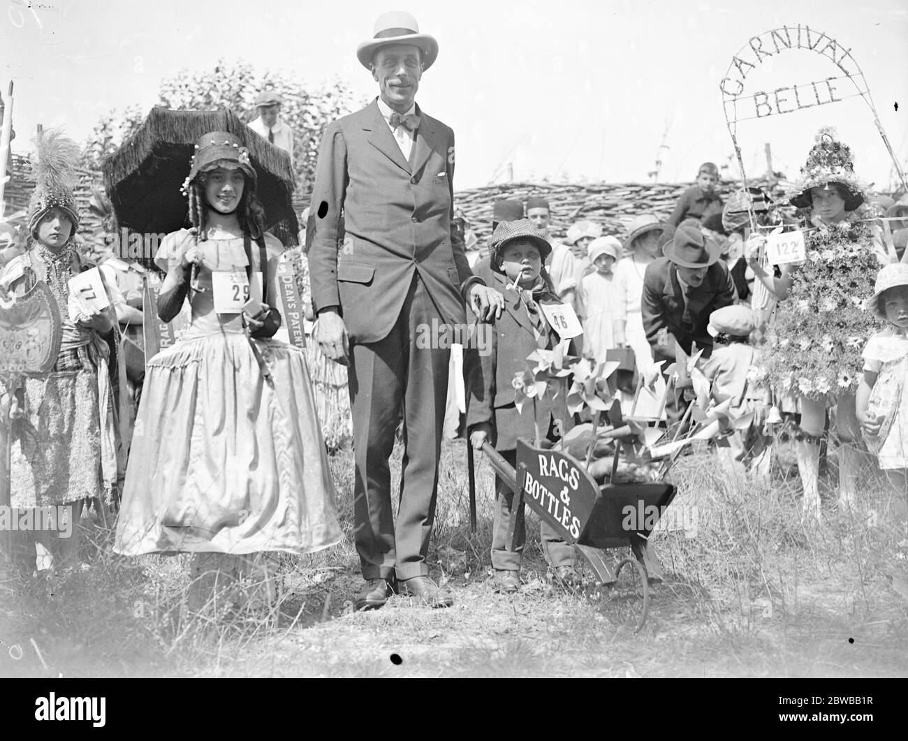 At the Worthing carnival , Lord Winterton , who presented the prizes at ...
