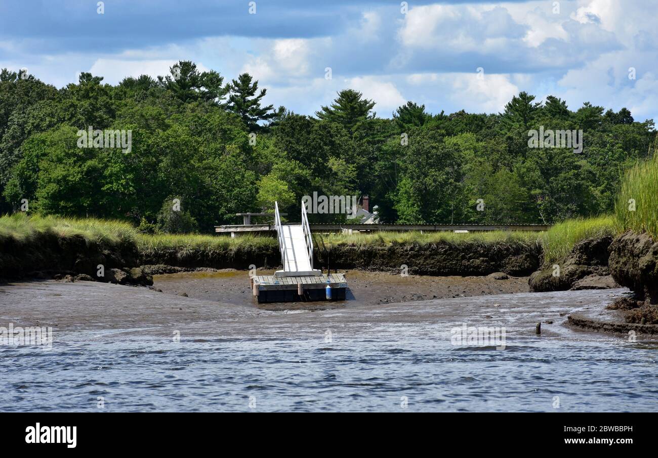 Dock resting on a muddy beach along on a river Stock Photo - Alamy