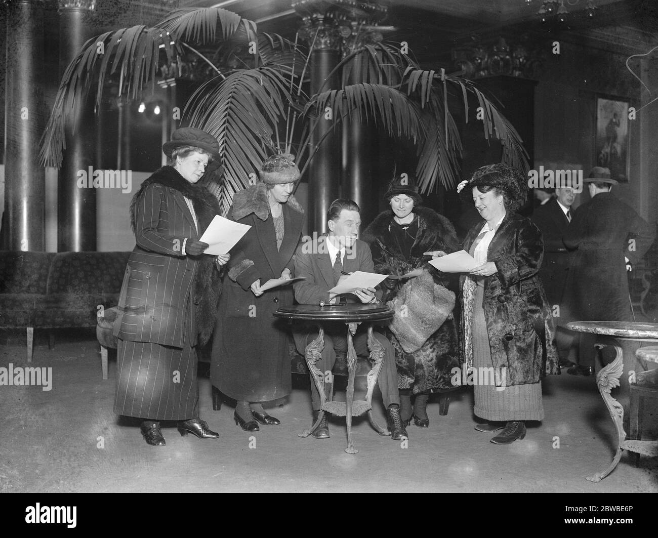 Old variety stars rehearsal at the Palladium for their christmas season ...
