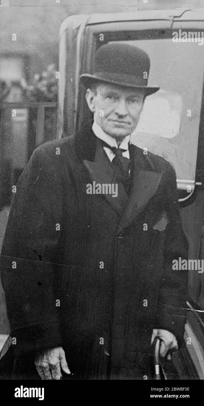 Central hall edinburgh Black and White Stock Photos & Images - Alamy